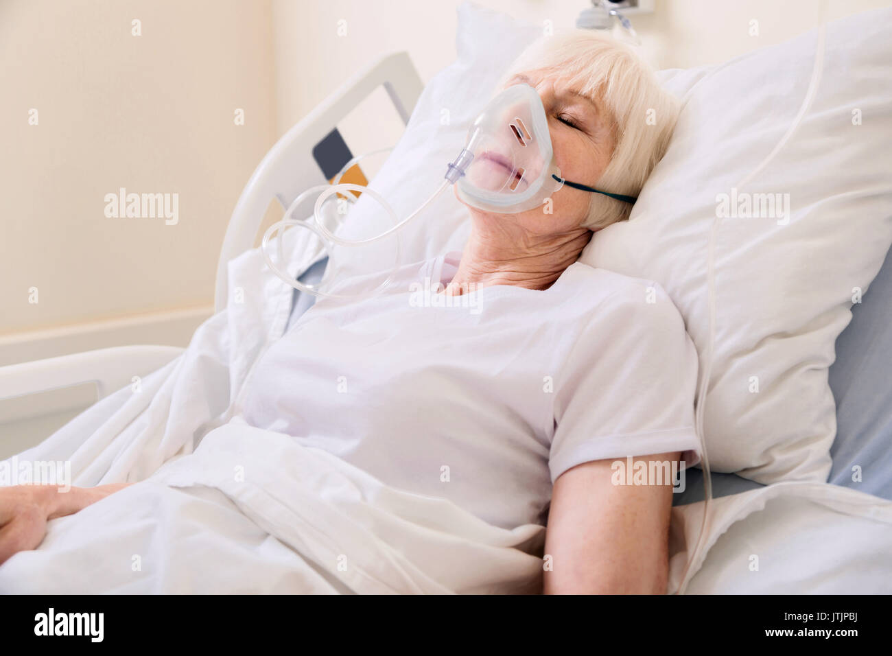 Woman wearing oxygen mask hi-res stock photography and images - Alamy