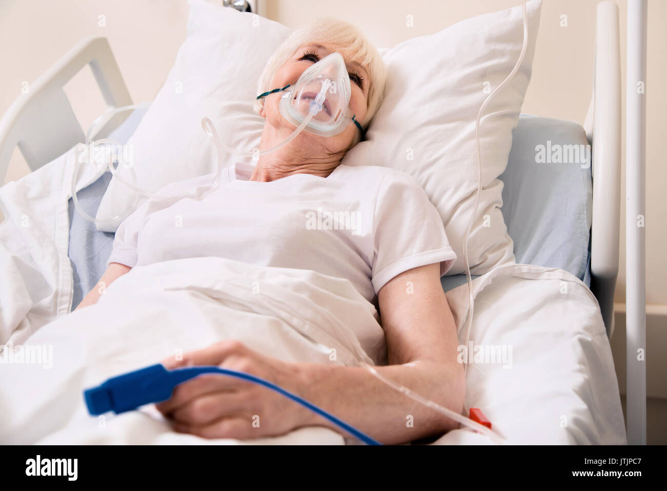 Patient wearing an oxygen mask hi-res stock photography and images - Alamy
