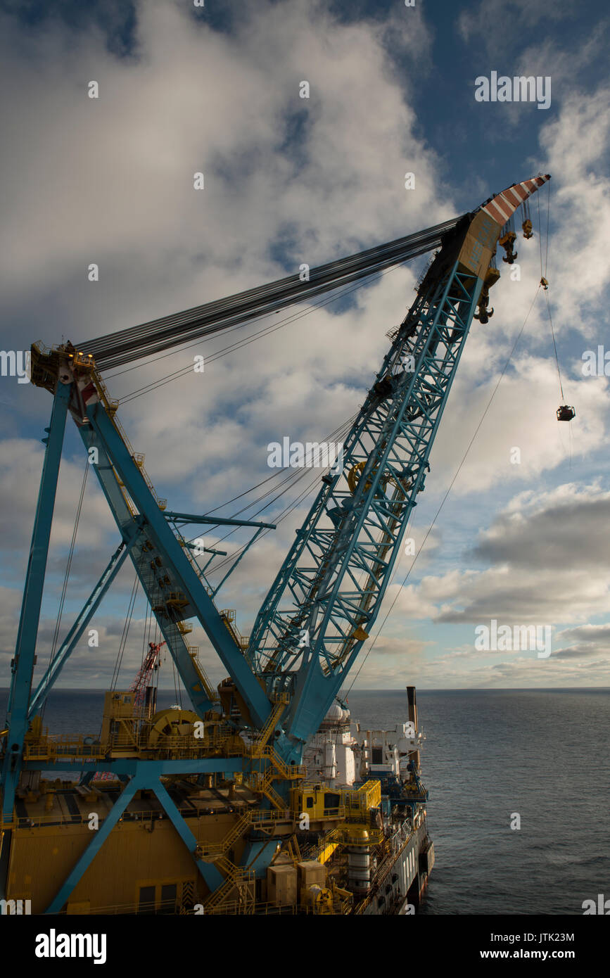 Dynamic positioning hi-res stock photography and images - Alamy