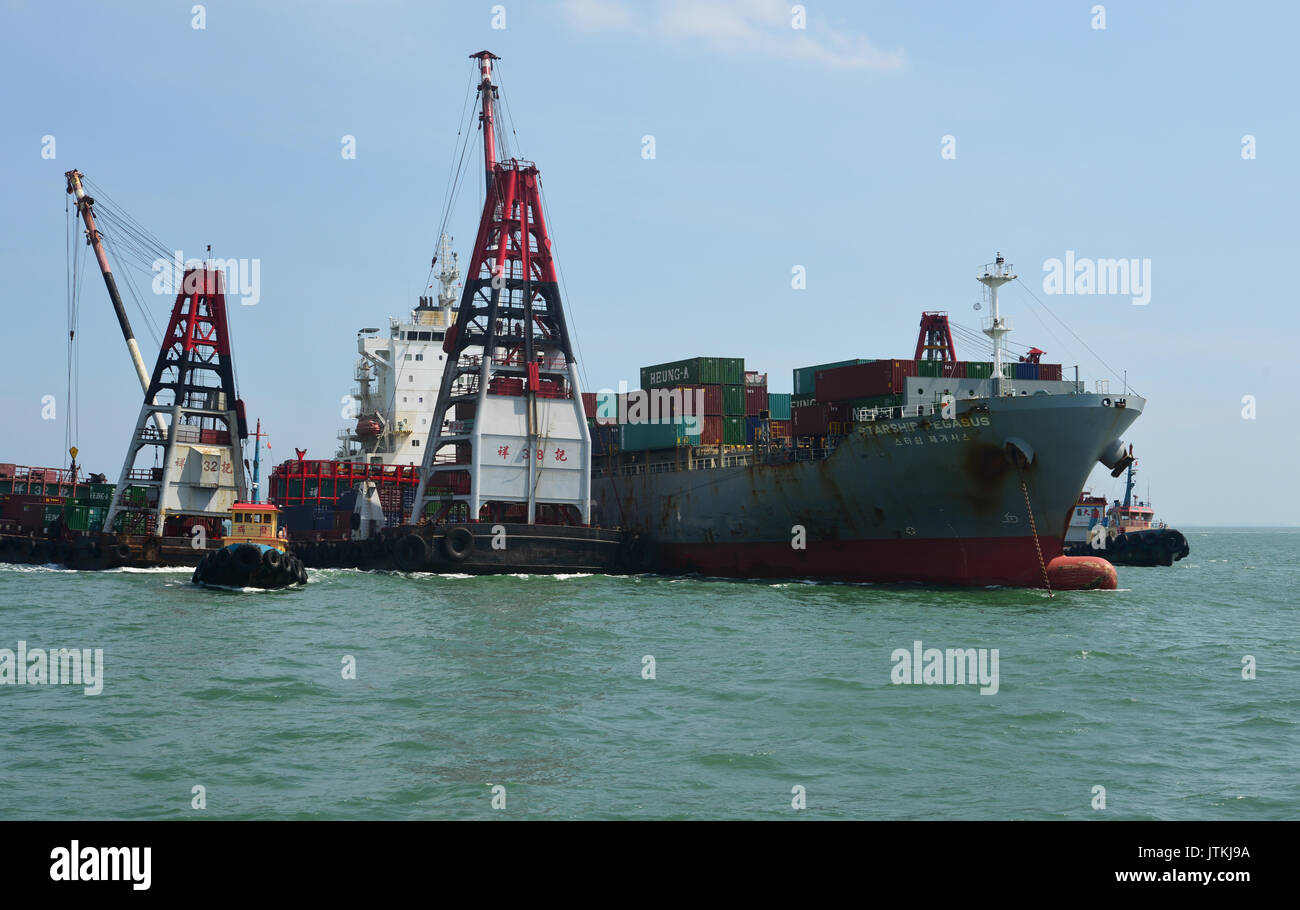 Container ship unloading hi-res stock photography and images - Alamy