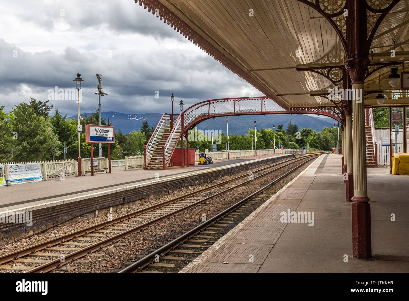Railway station footbridge bridge hi-res stock photography and images ...