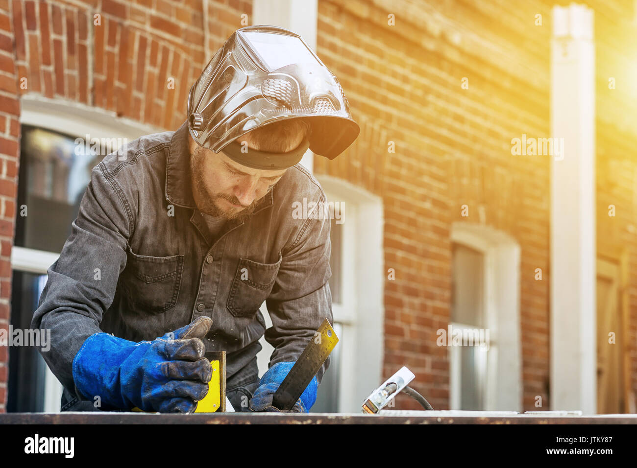 Male builder wearing mask hi-res stock photography and images - Alamy