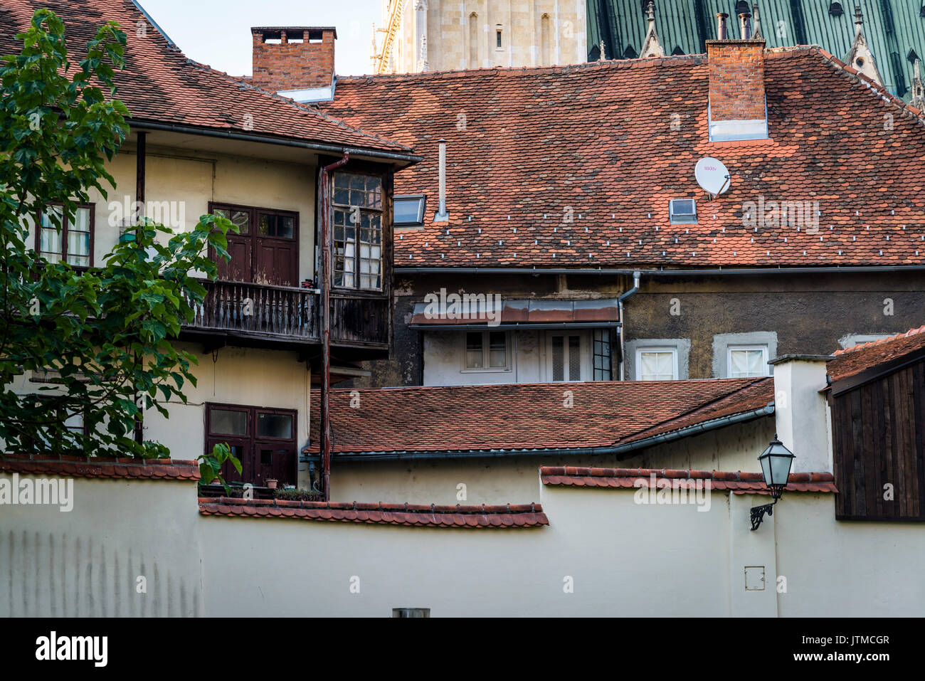 Medieval rooftops hi-res stock photography and images - Alamy