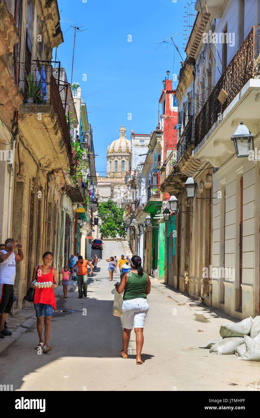 Havana cuba street scene old hi-res stock photography and images - Alamy