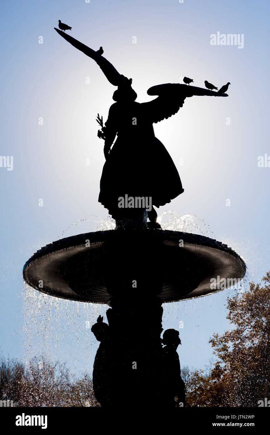 Water fountain angel statue hi-res stock photography and images - Alamy