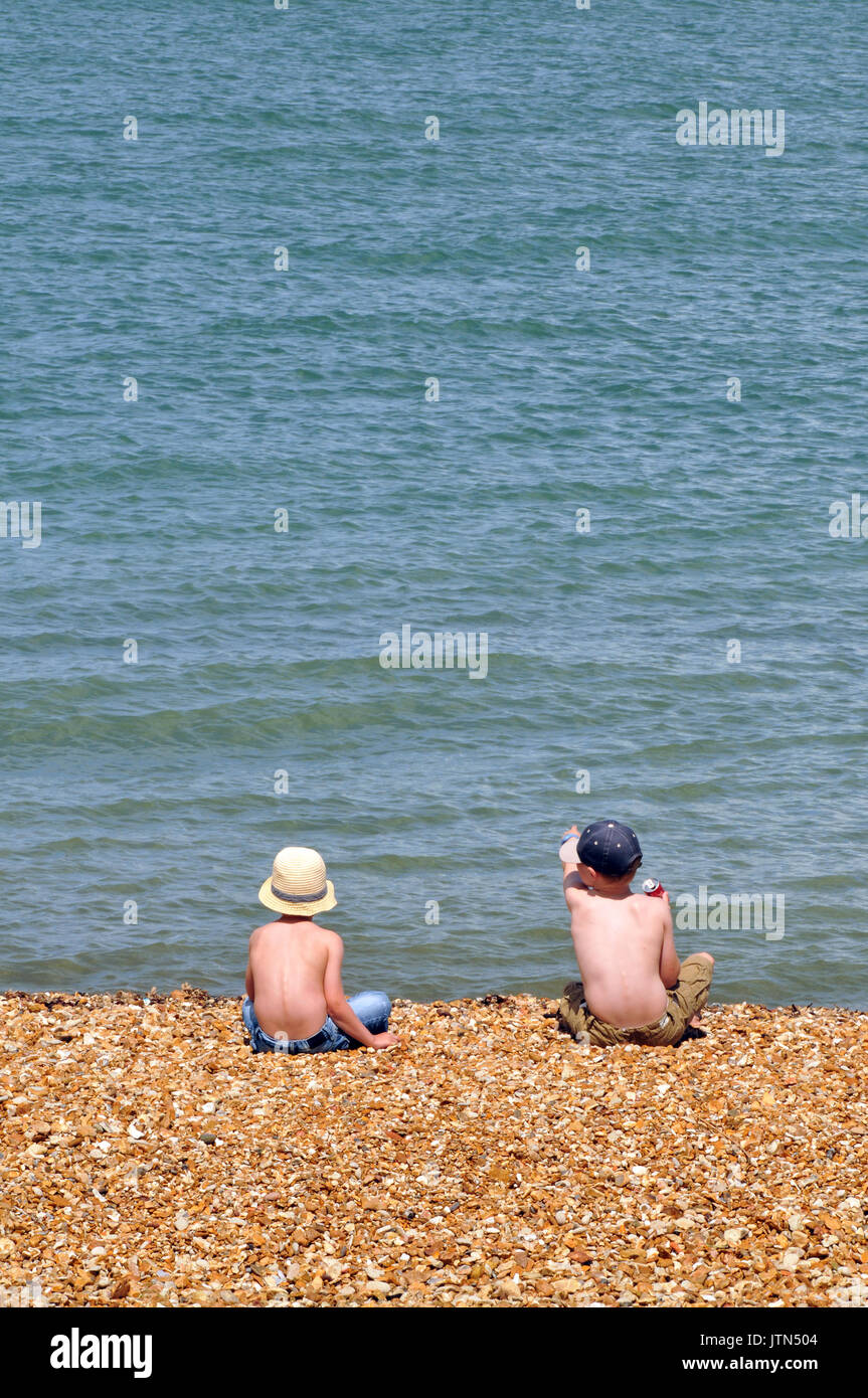 Kids sitting on beach backs hi-res stock photography and images - Alamy