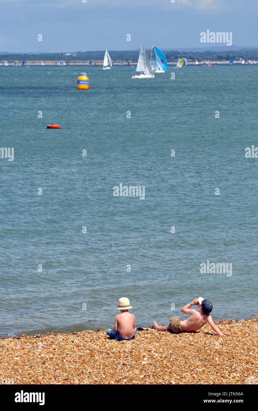 Kids sitting on beach backs hi-res stock photography and images - Alamy