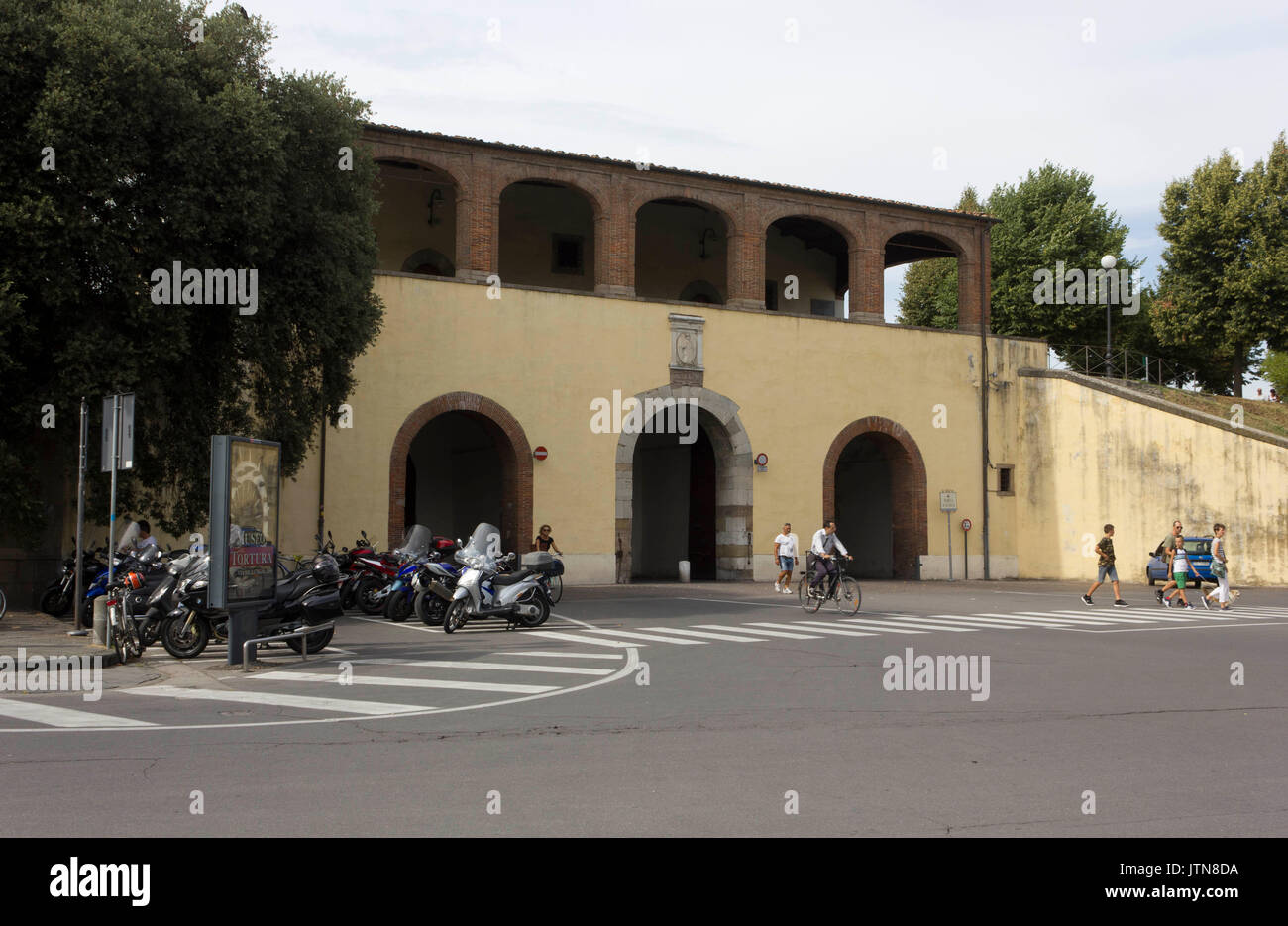 Lucca fortified gate hi-res stock photography and images - Alamy