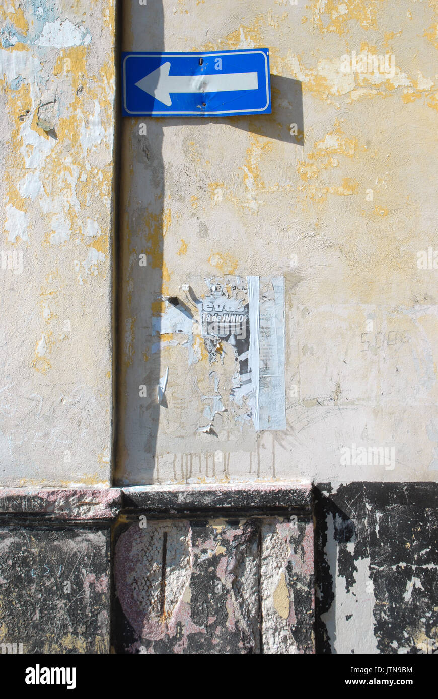 Sign with arrow pointing left, Havana, Cuba Stock Photo - Alamy