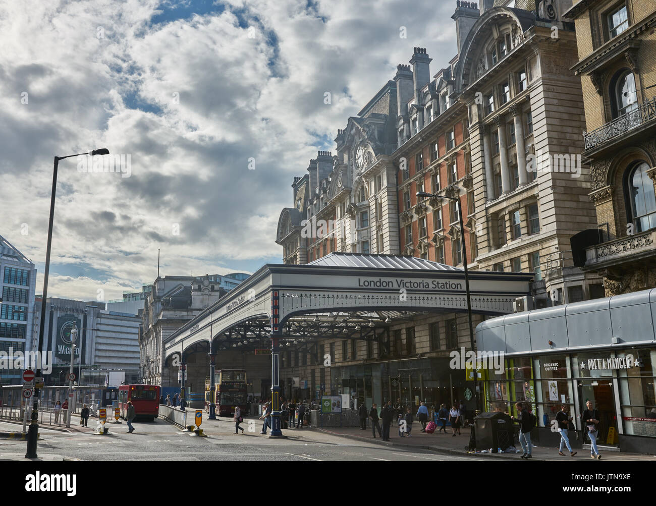Victoria Station London Stock Photos & Victoria Station London Stock ...