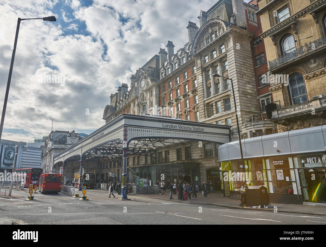 victoria station, London Stock Photo - Alamy