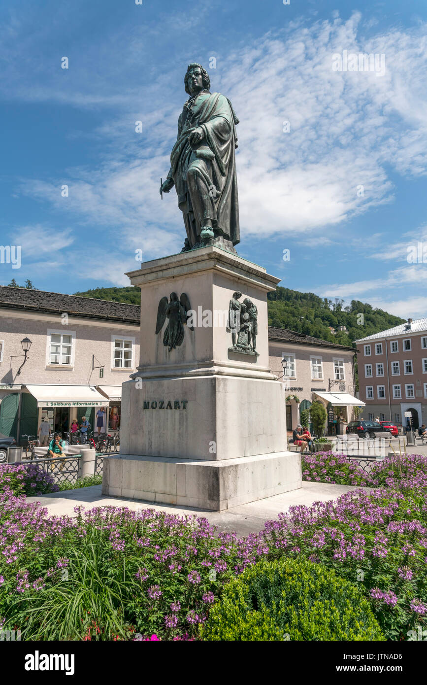 Mozartdenkmal auf dem Mozartplatz, Salzburg, Österreich | Mozart Statue ...