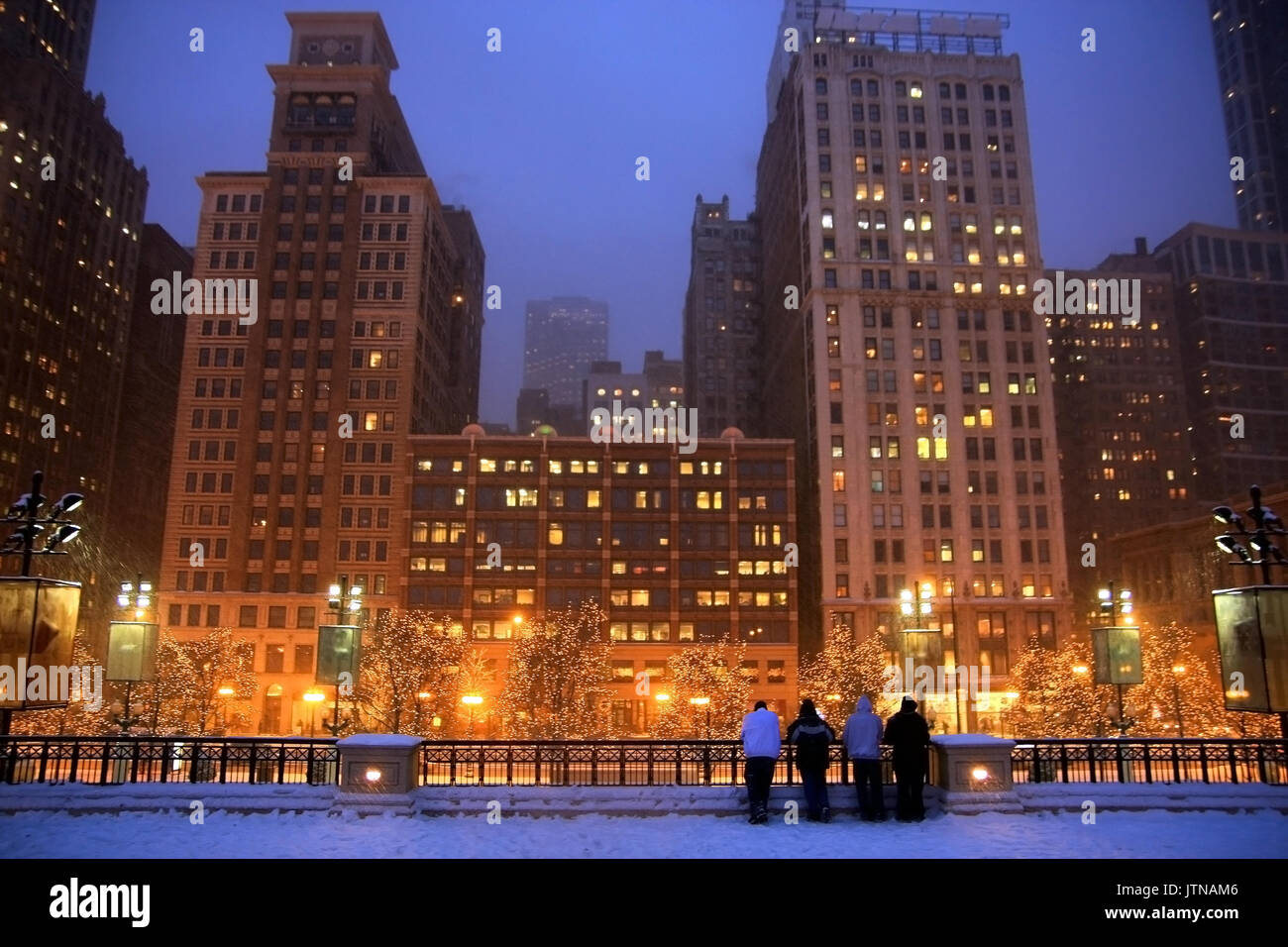 Downtown chicago night hi-res stock photography and images - Alamy
