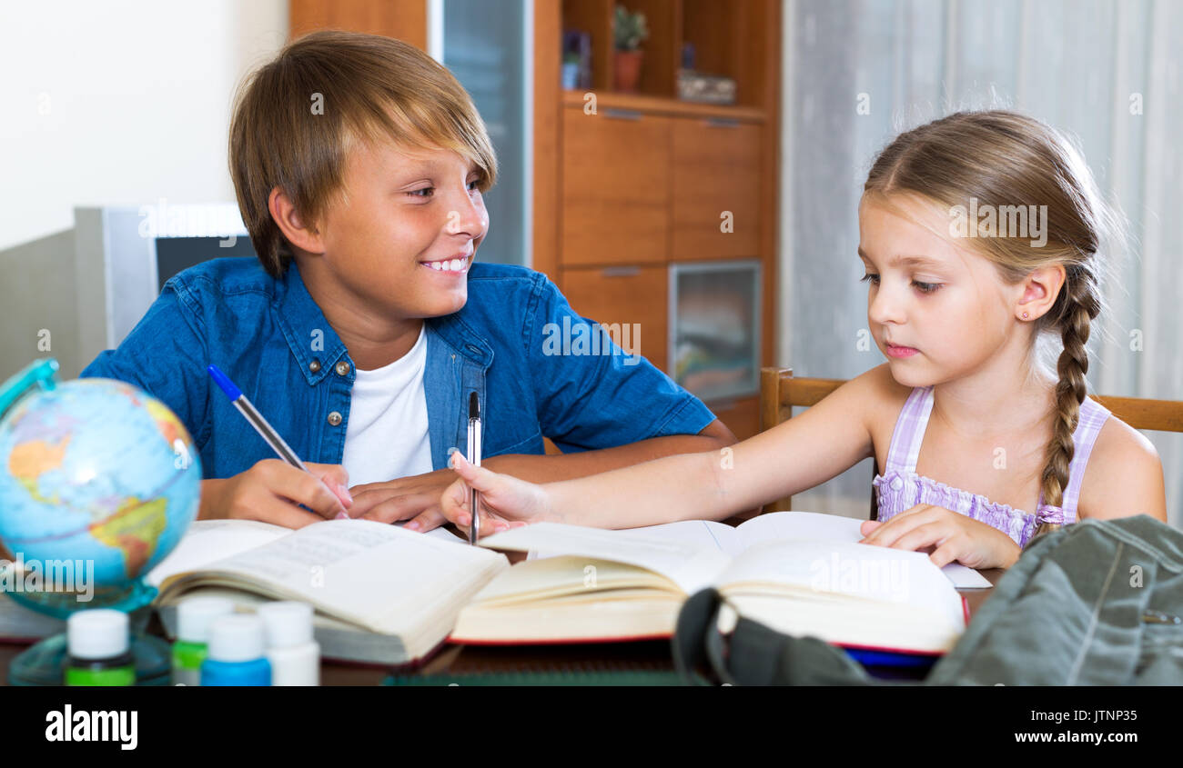 Big sister helping little sister hi-res stock photography and images ...