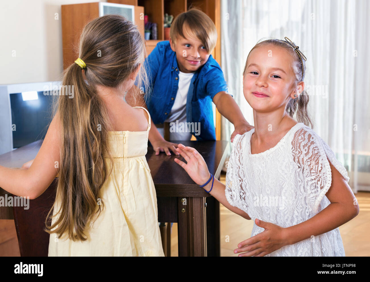 Kids chasing each other hi-res stock photography and images - Alamy