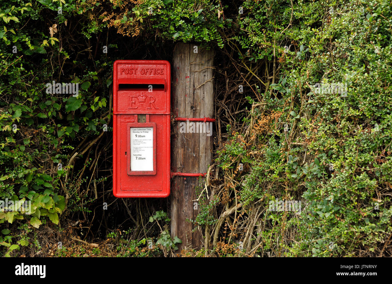 Red elizabeth ii postbox hi-res stock photography and images - Alamy