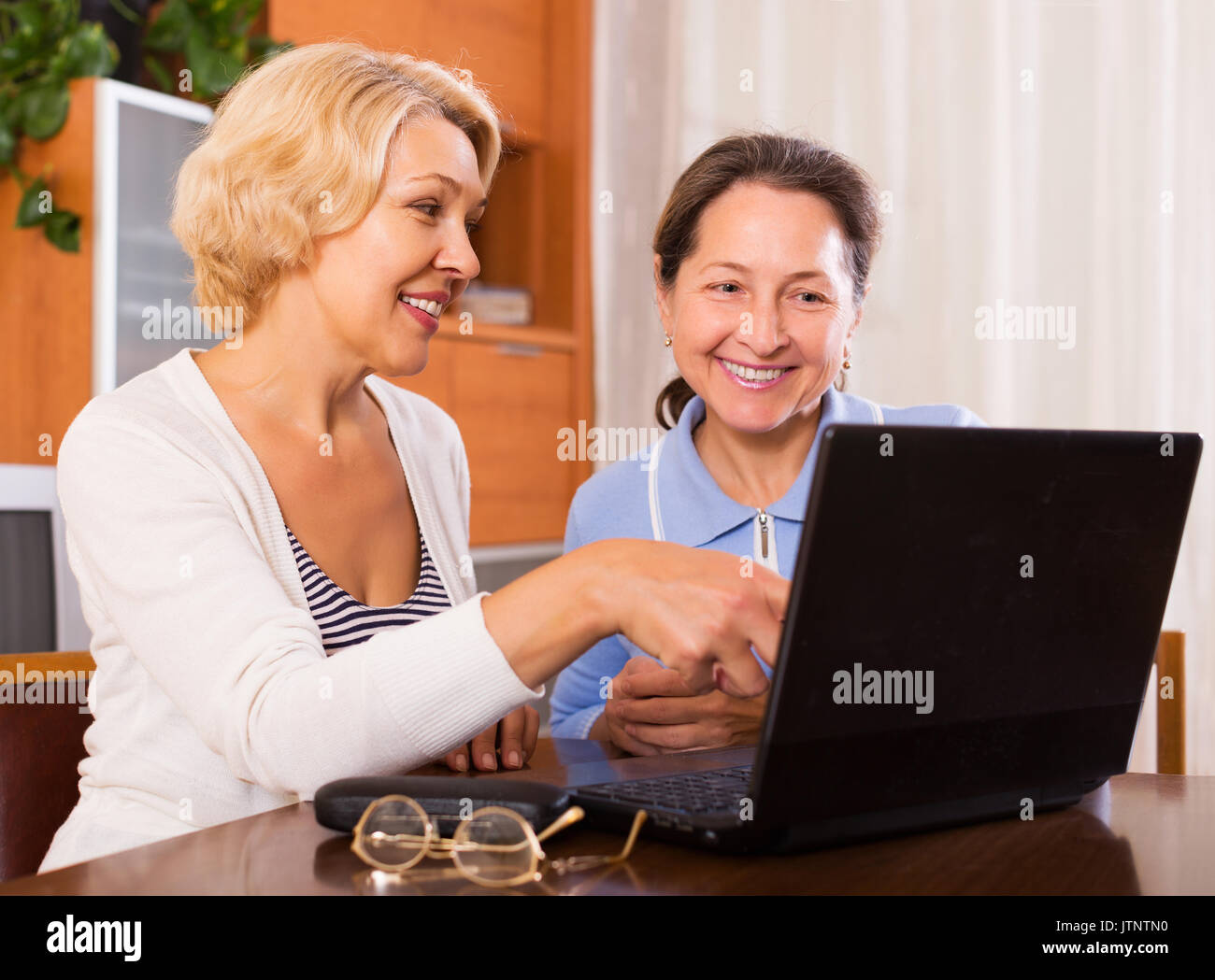 Browsering hi-res stock photography and images - Alamy