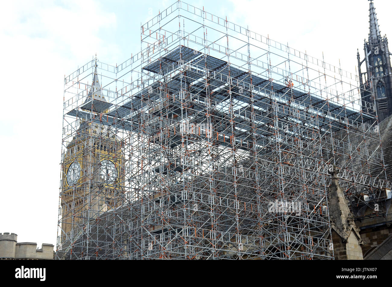 Scaffolding outside building hi-res stock photography and images - Alamy