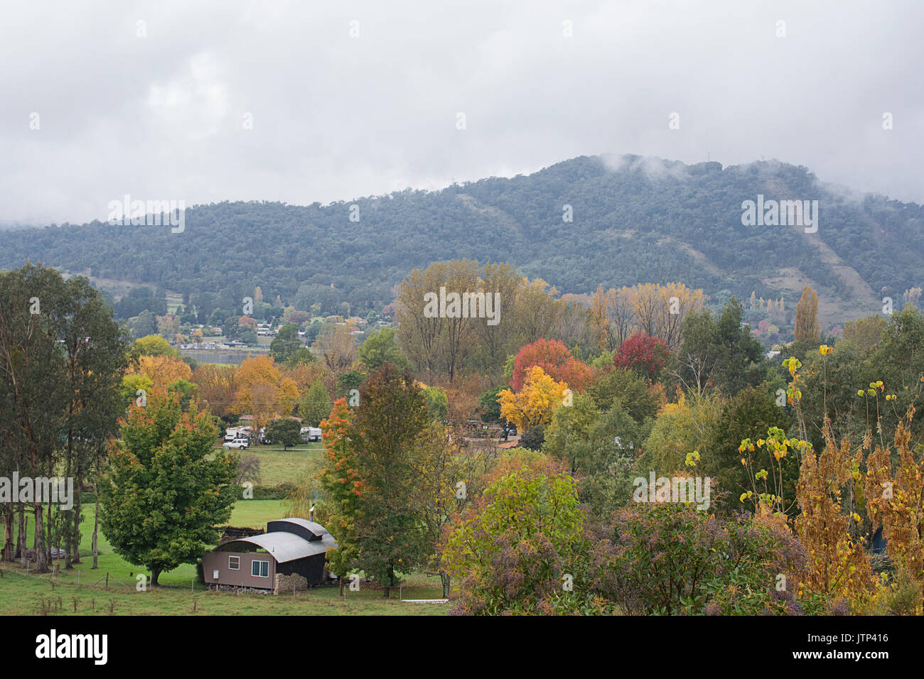 Foggy mountain hi-res stock photography and images - Alamy