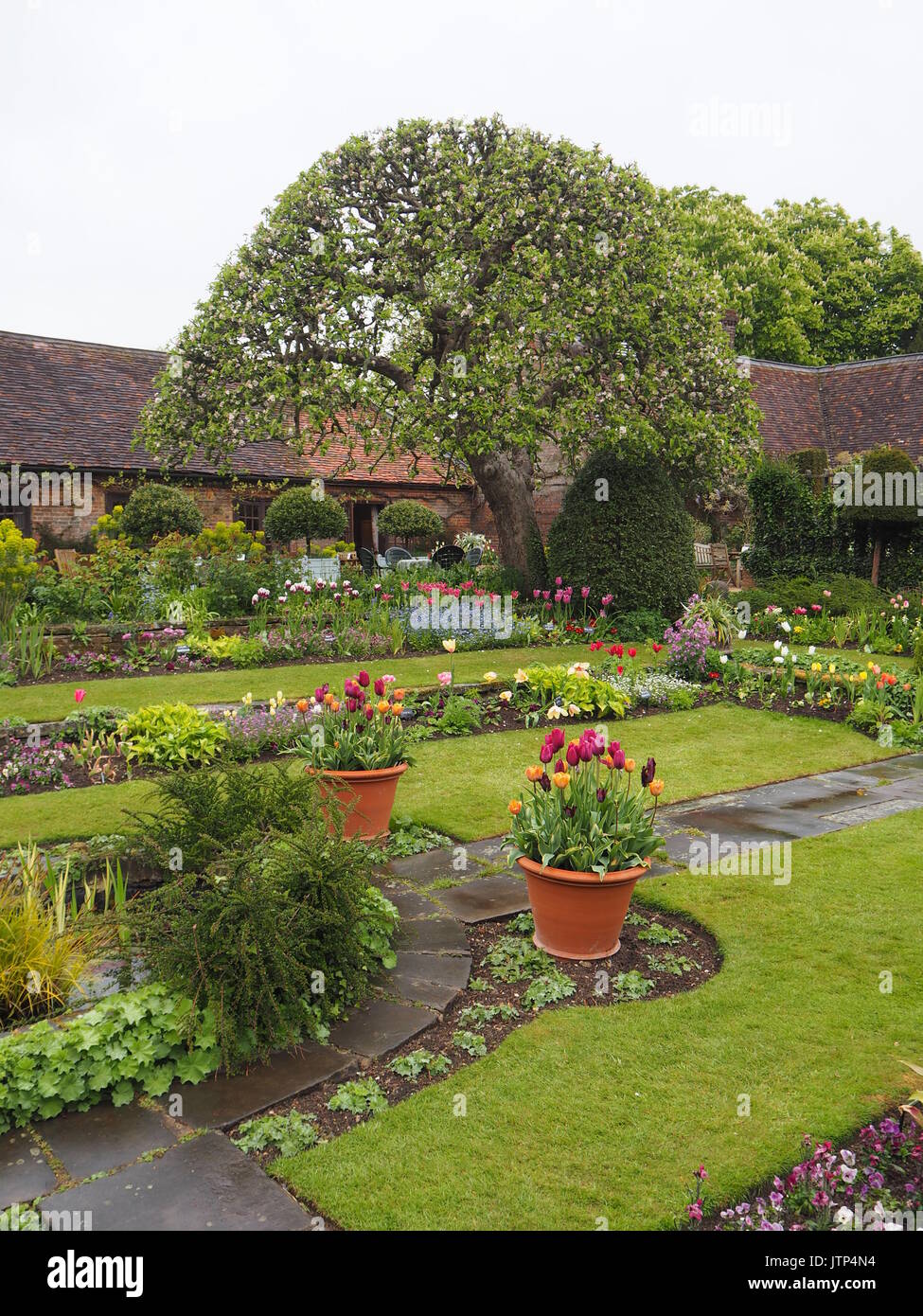 Diagonal paving design hi-res stock photography and images - Alamy