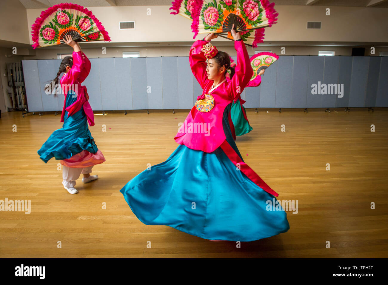 Korean fan dance hi-res stock photography and images - Alamy