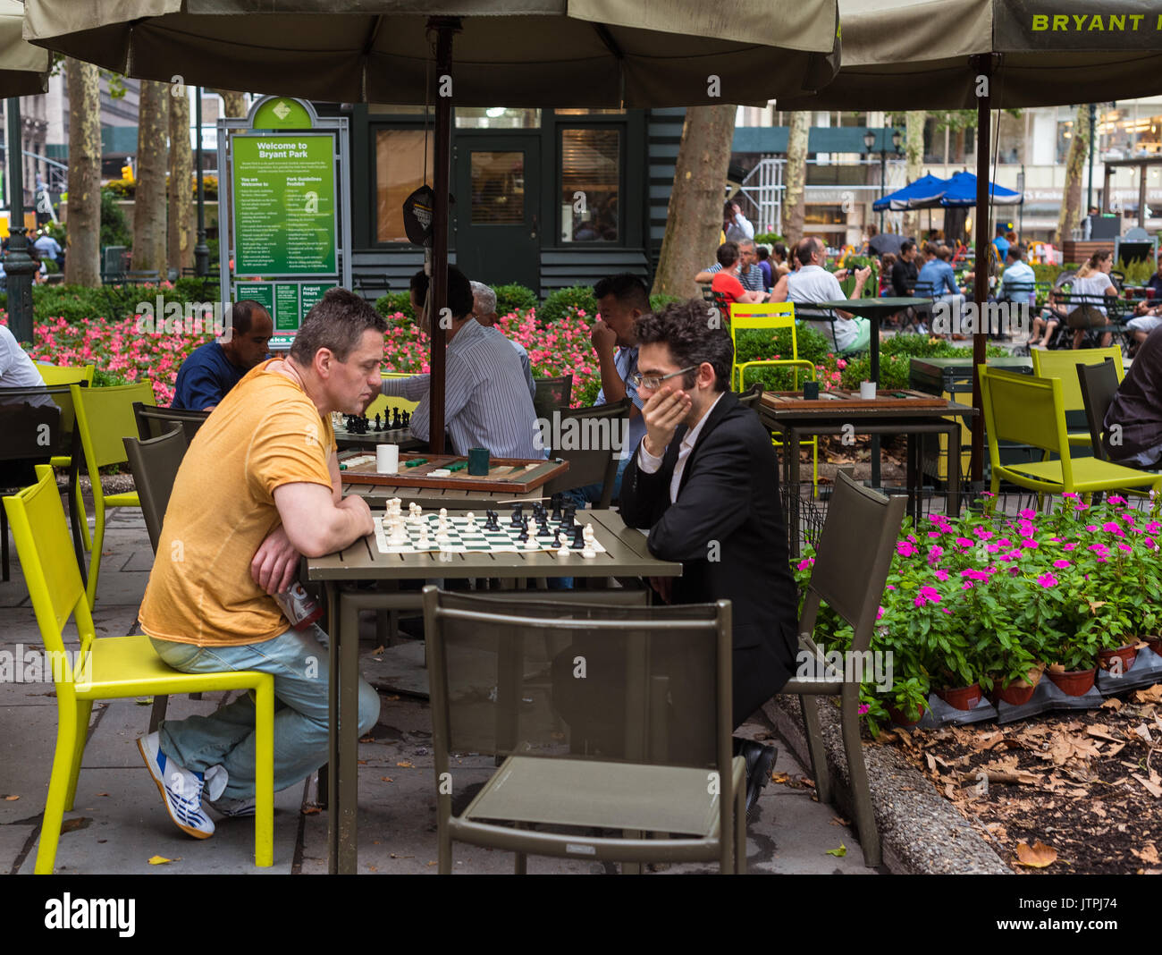 Chess players in the park hi-res stock photography and images - Alamy