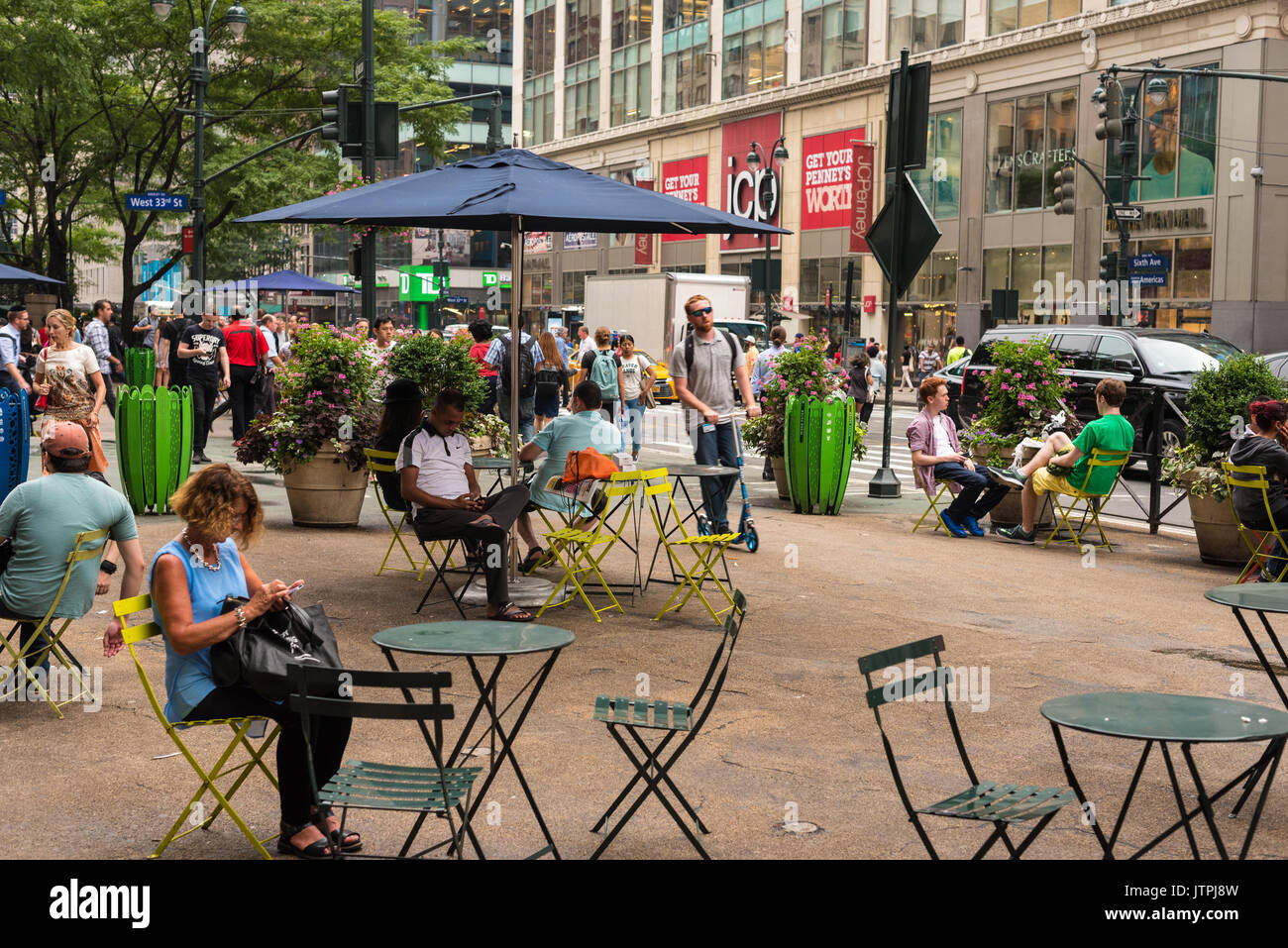 Herald square tables people hi-res stock photography and images - Alamy