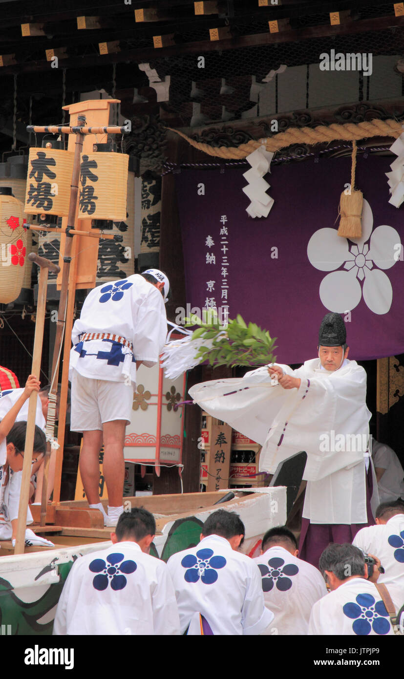 Japan, Osaka, Tenjin Matsuri, festival, shinto priest, blessing, people ...