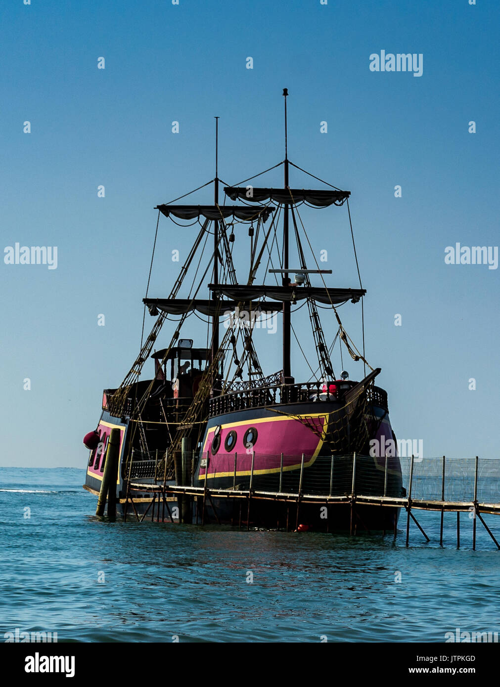 Pirate ship battle hi-res stock photography and images - Alamy