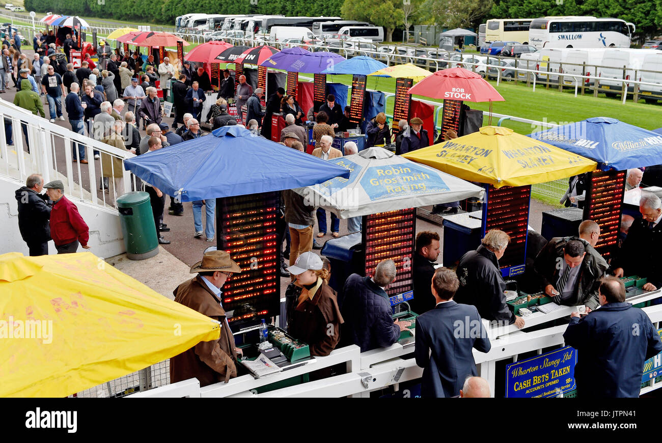 Bookmaker racecourse hi-res stock photography and images - Alamy