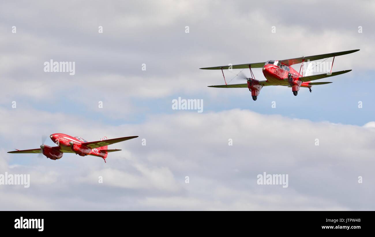 de Havilland DH88 Comet flying alongside a de Havilland DH90 Dragonfly ...
