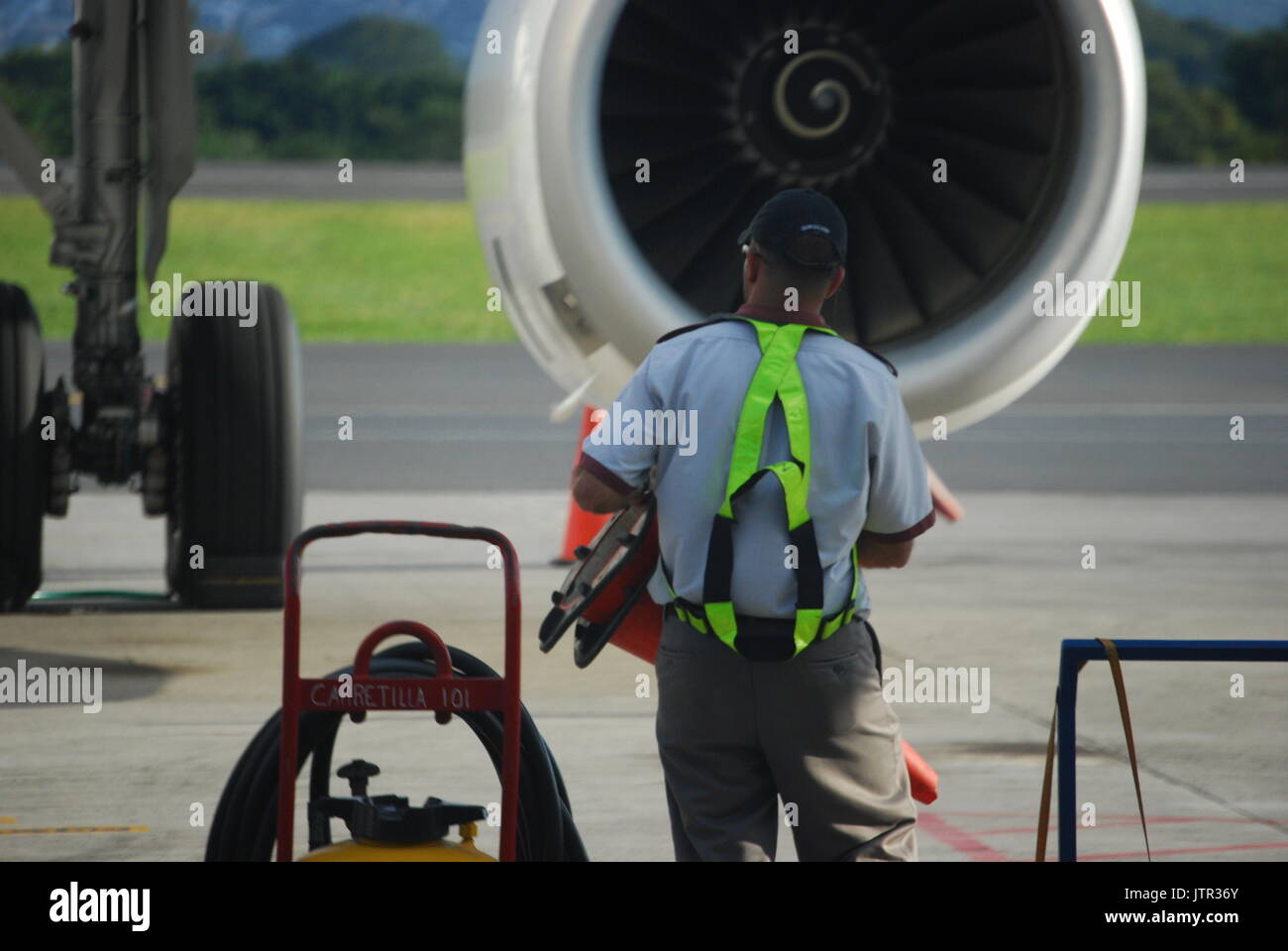 Ground crew at work on airplane Stock Photo - Alamy