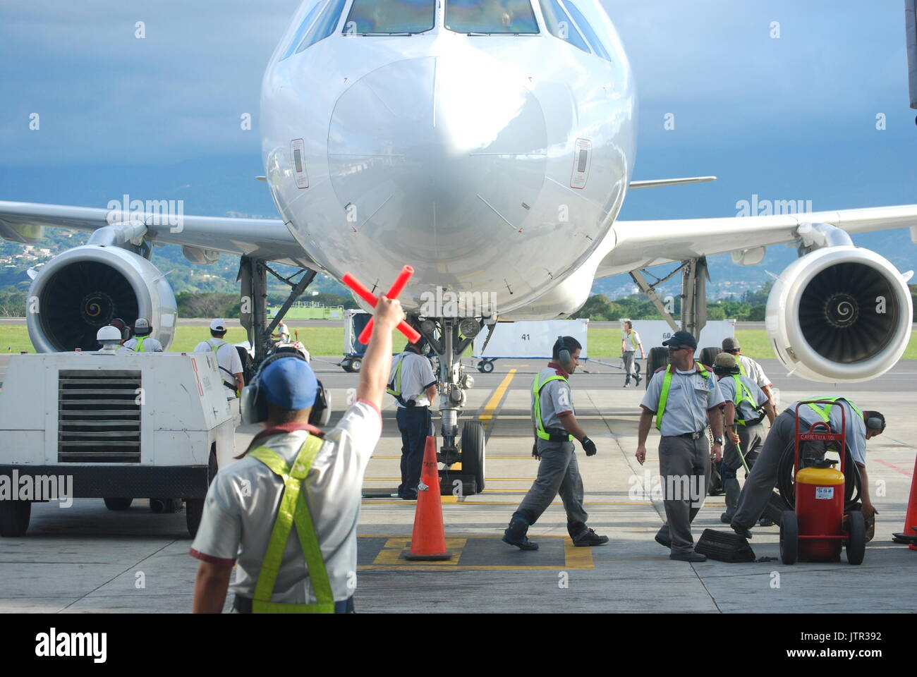 Ground crew at work on airplane Stock Photo - Alamy