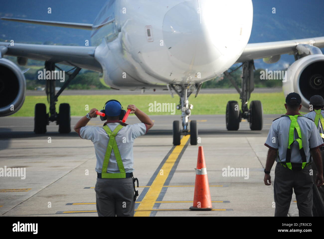 Ground crew at work on airplane Stock Photo - Alamy