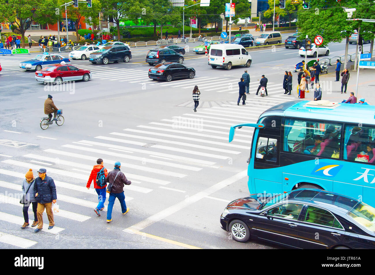 City crowd crosswalk aerial hi-res stock photography and images - Alamy