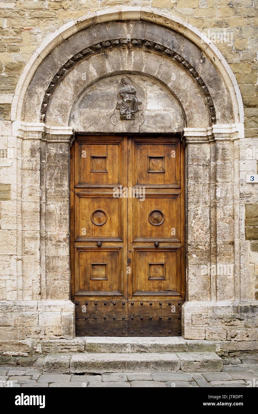 Romanesque entrance door hi-res stock photography and images - Alamy