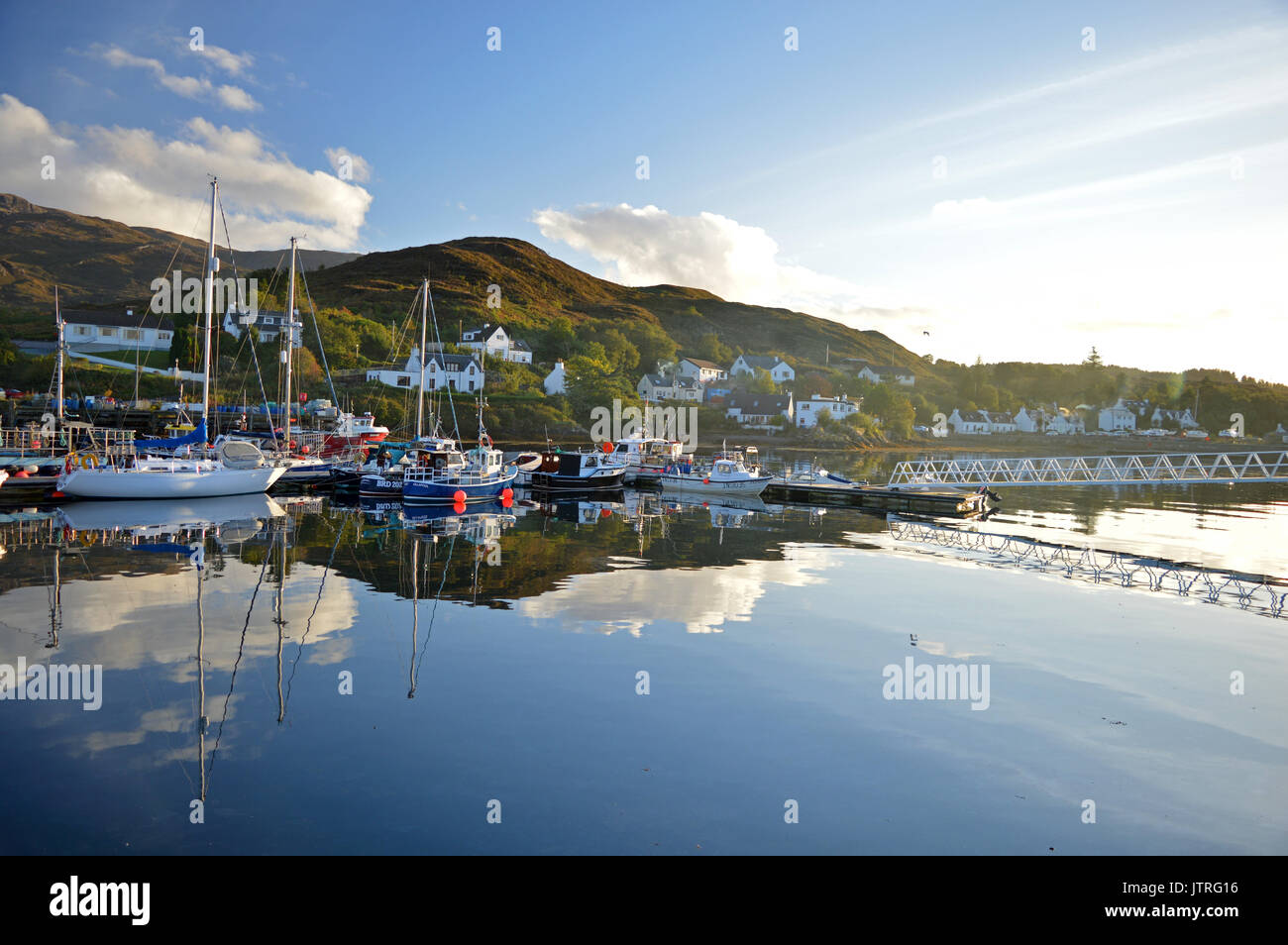 Boats in harbour kyleakin isle of skye Stock Photo - Alamy
