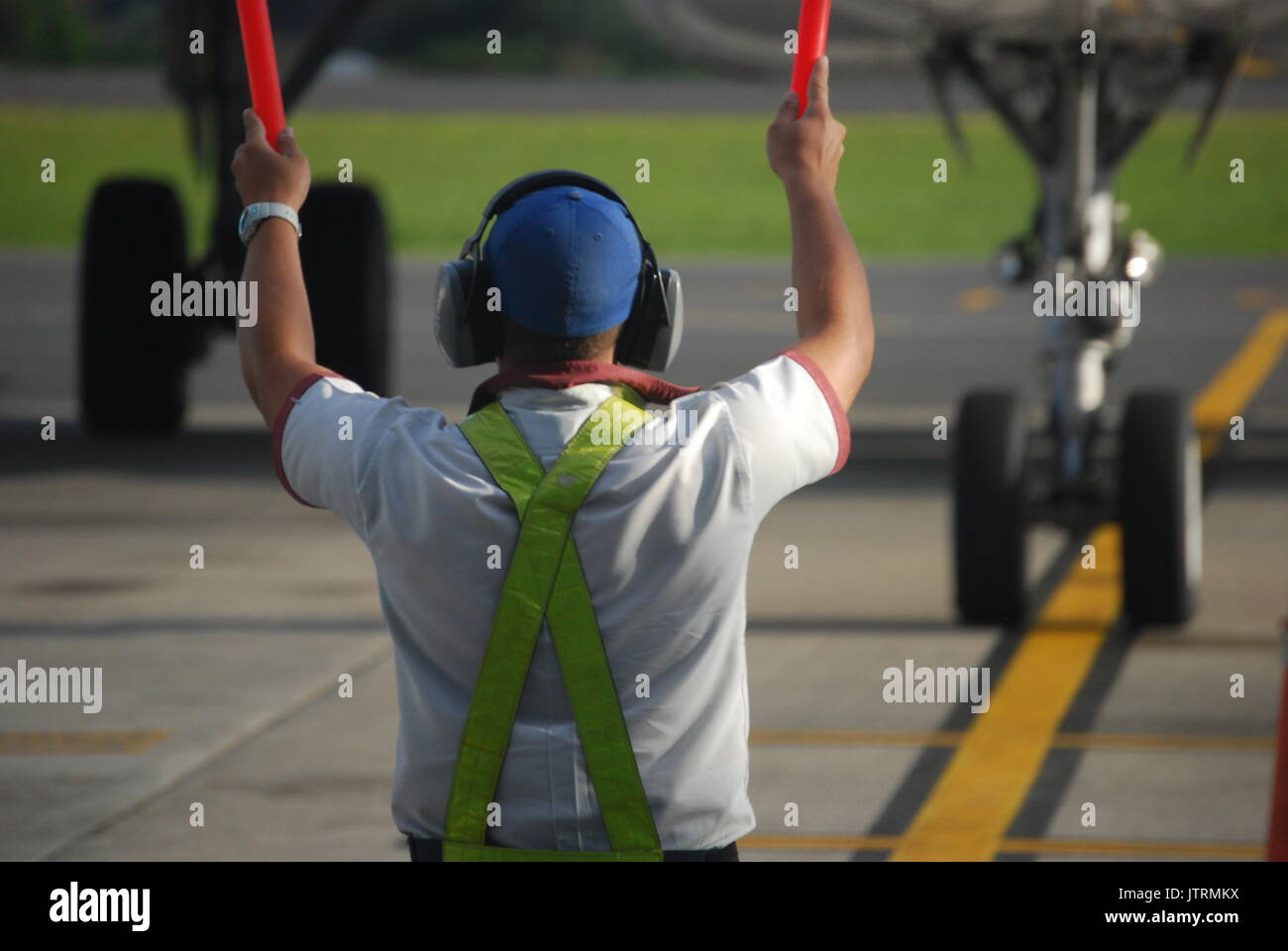 Ground crew signals hi-res stock photography and images - Alamy