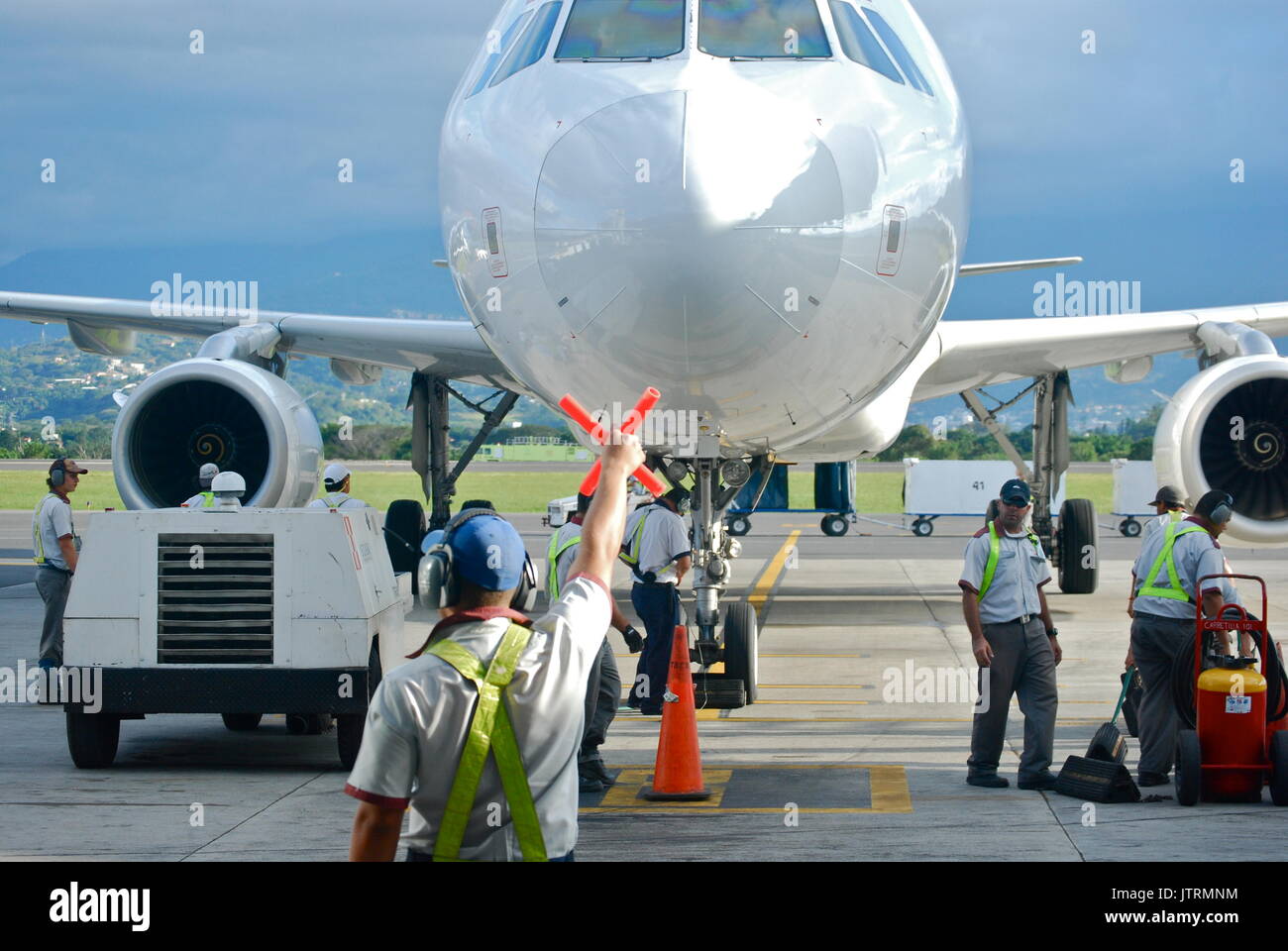 Ground Crew docking and servicing airplane Stock Photo - Alamy