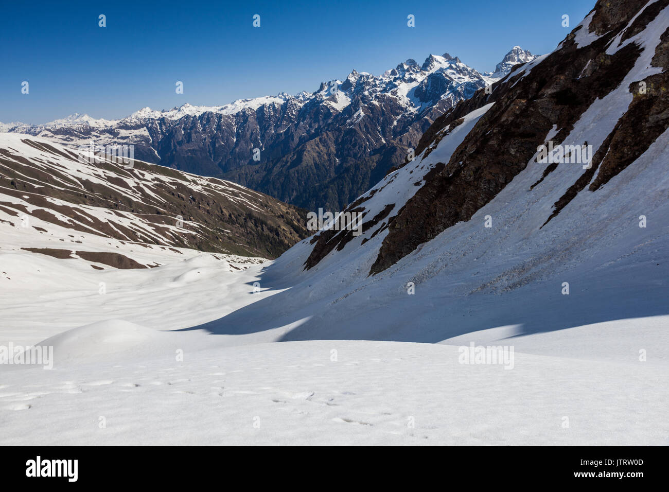 Himalayan landscape in Himachal Pradesh while trekking Stock Photo - Alamy