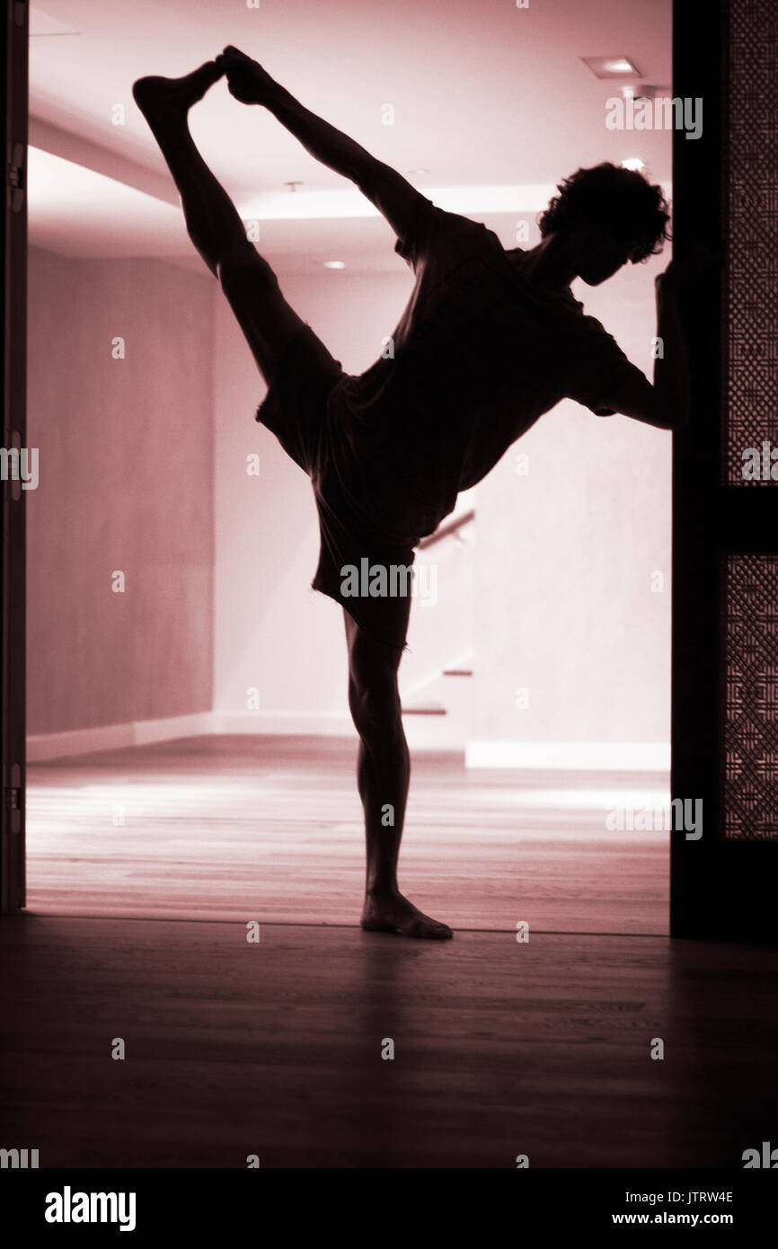 Male yoga teacher doing splits leg stretching flexibility calisthenics ...