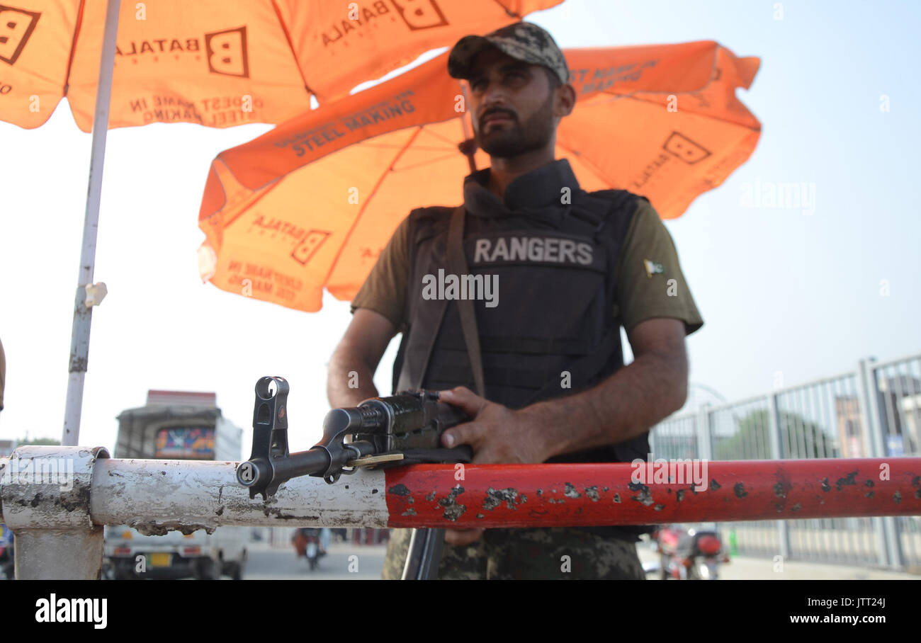 Pakistani ranger officials personnel checks the vehicle at the city’s ...