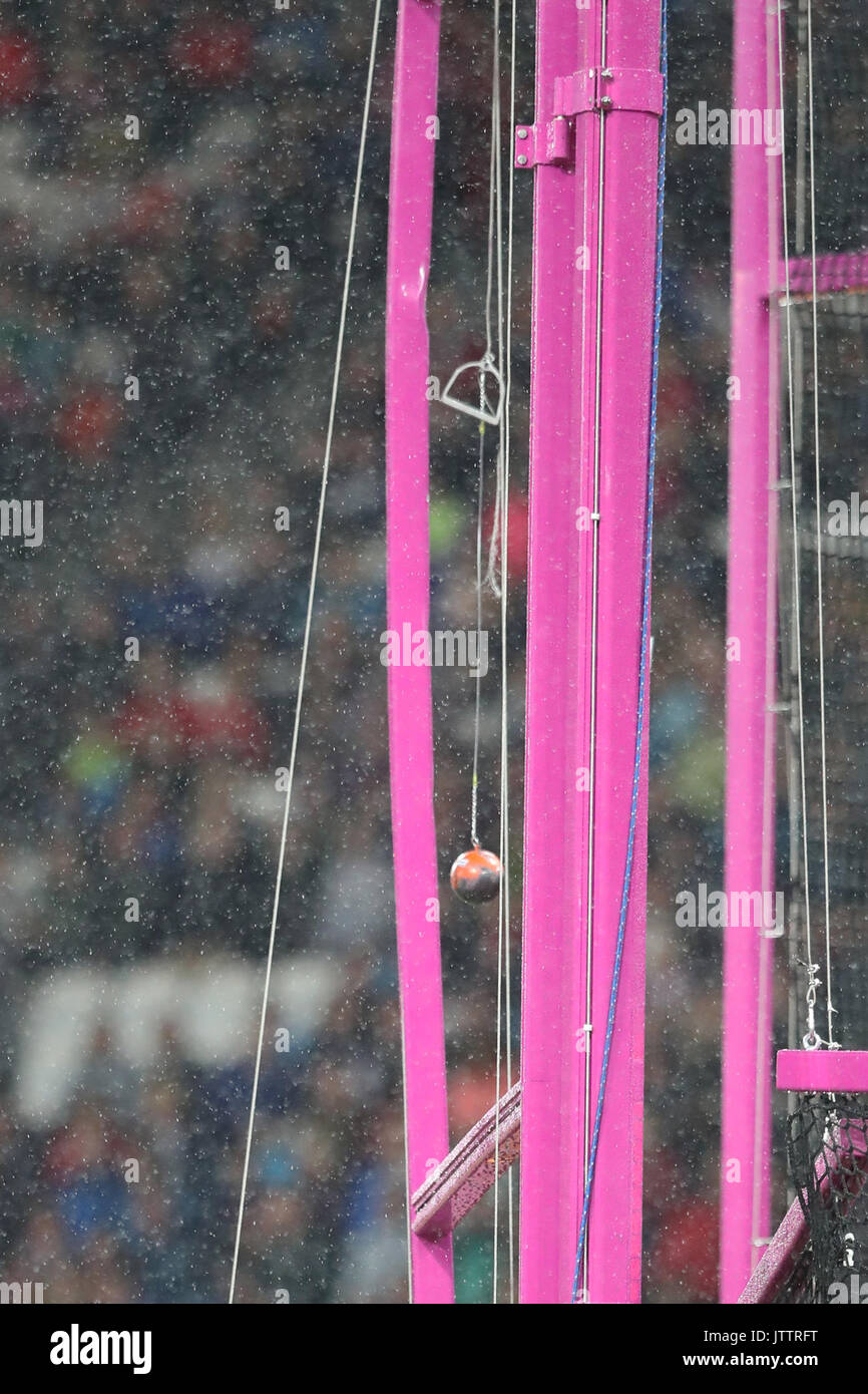 London, UK. 09-Aug-17. The Hammer throwing competition slightly delayed ...