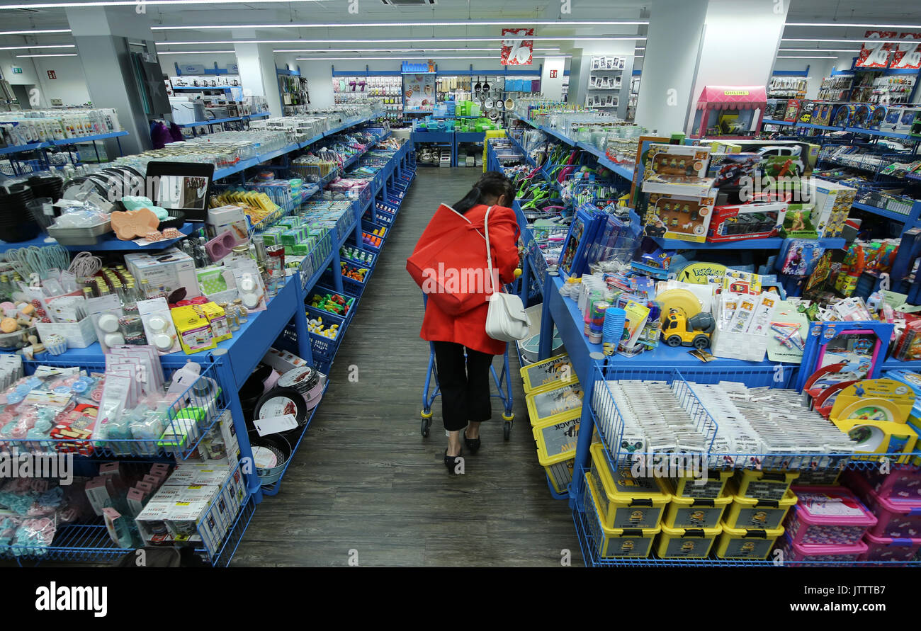 Dortmund, Geramny. 2nd Aug, 2017. A customer in a store of the German ...