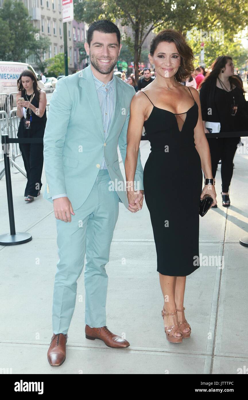 Tess Sanchez Og Max Greenfield Barn Max Greenfield Baby Name: Wife