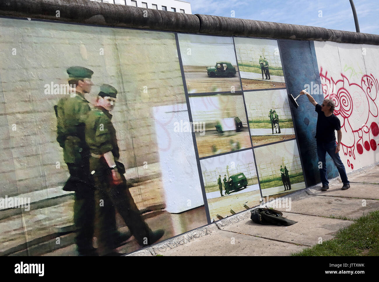 Berlin, Germany. 10th Aug, 2017. Artist Stefan Roloff plasters part of ...