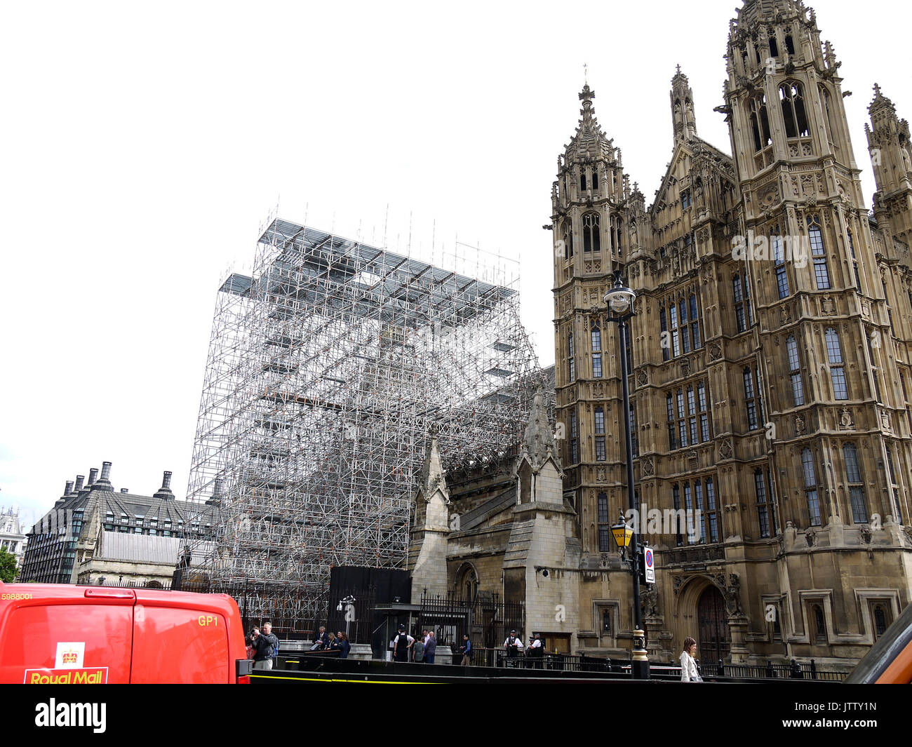 London, UK, 10th Aug, 2017. Scaffolding being erected around the Palace ...