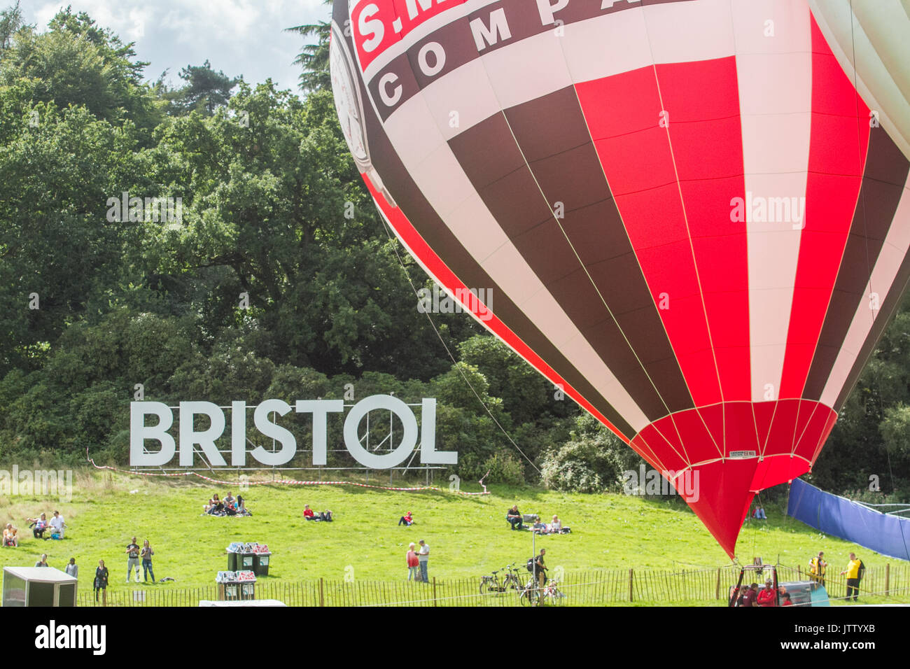 Bristol, UK. 10th Aug, 2017. Balloons are being tethered as Balloonists ...