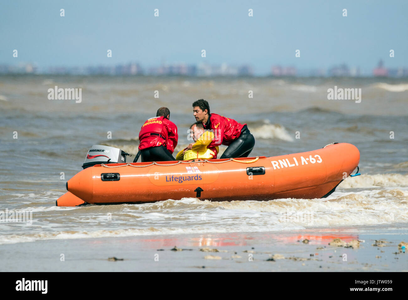 Rnli lifeguard training, sea save rescue rescuer emergency drown ...