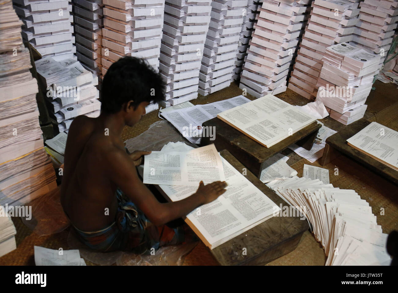 Dhaka, Bangladesh. 10th Aug, 2017. A child working in a book binding ...